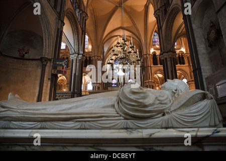 interior of Canterbury Cathedral with tomb of Thomas Becket ...