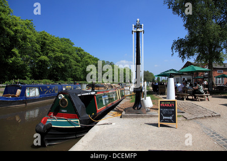 The old crane and the café by the Trent and Mersey canal at Fradley ...