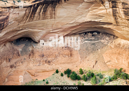 Mummy Cave Ruin an ancient Indian cliff dwelling at Canyon De Chelly ...