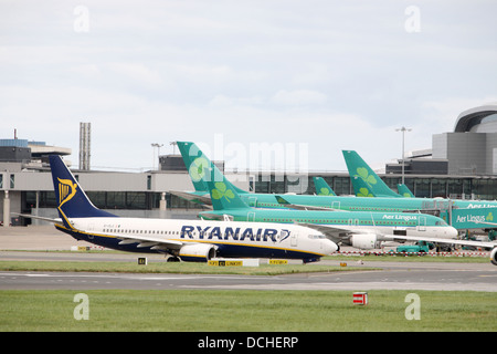 Ryanair flight landing at Dublin airport Stock Photo: 59391800 - Alamy