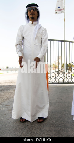 Arab man wearing the traditional Kafia Stock Photo - Alamy
