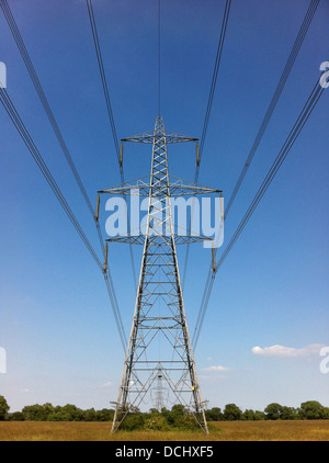 NATIONAL GRID ELECTRICITY PYLON AND OVERHEAD 400kv CABLES. ESSEX UK ...