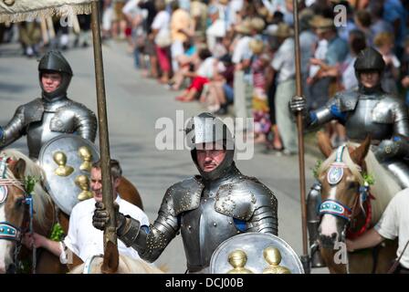 Gammelsdorf, Germany. 18th Aug, 2013. An actor in a knight's armor ...