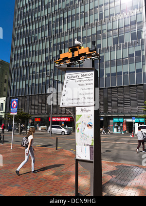 dh Wellington Railway station WELLINGTON NEW ZEALAND Commuters entering ...