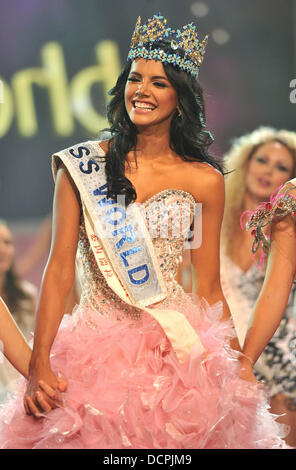 Miss Venezuela, Ivian Lunasol Sarcos Colmenares (C) is crowned Miss ...