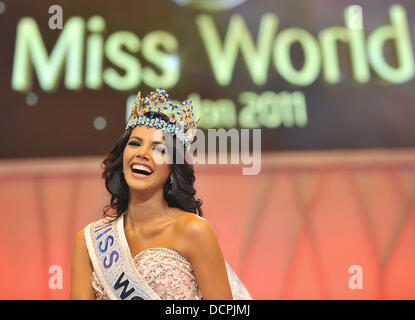 Miss Venezuela, Ivian Lunasol Sarcos Colmenares (C) is crowned Miss ...