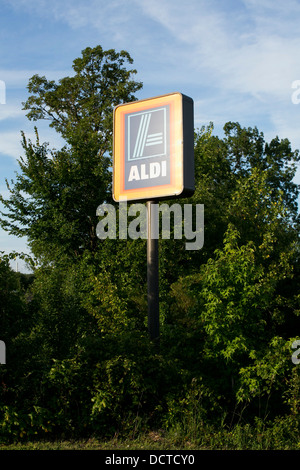 The Aldi grocery store sign on Market Street at an intersection in ...