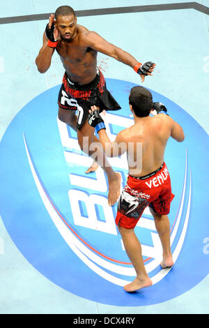 Jon Jones vs Lyoto Machida UFC 140 Welterweight bout at the Air Canada ...