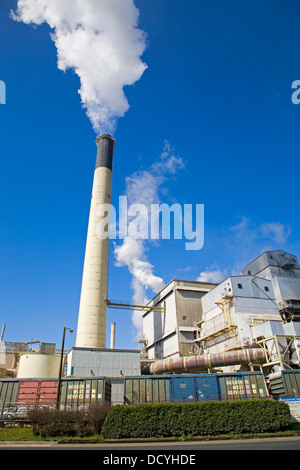 A large Georgia Pacific pulp and paper mill along the Yaquina River in ...