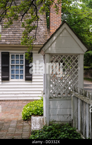 Water well, Colonial Williamsburg, Virginia Stock Photo - Alamy