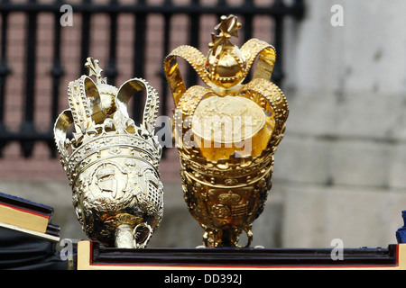 The ceremonial maces when Queen Elizabeth II's leaves Buckingham Palace ...