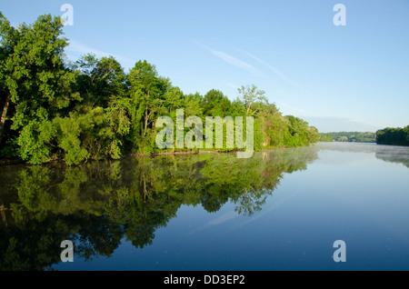 New York, Mohawk River, near Lock E14 at Canajoharie. Early morning ...