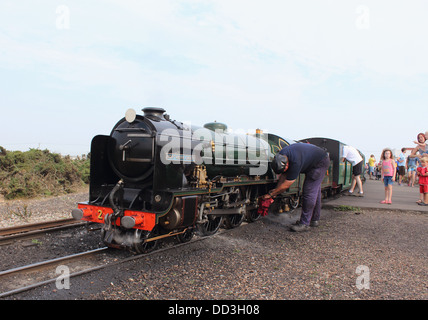 Train of Romney Hythe and Dymchurch Railway arriving at Dungeness Stock ...