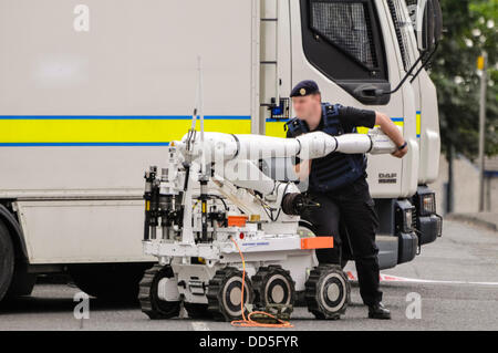 Newtownabbey, Northern Ireland. 26th Aug, 2013. An army ATO removes the ...
