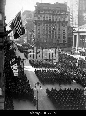 World War 1 victory parade passing a Triumphal Arch, in New York City ...
