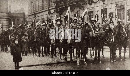 German soldiers welcomed home from World War 1. 1918. Berlin mothers ...