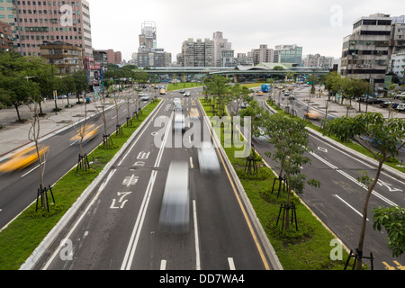 Traffic on Zhonghua Road in Taipei, Taiwan Stock Photo - Alamy