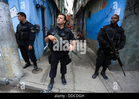 Beginning of operations of the UPP - Pacifying Police Unit inside ...