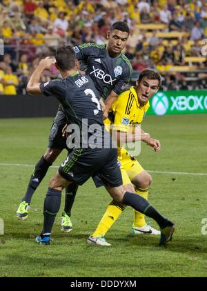 Columbus Crew midfielder Wil Trapp (20), center, works for the ball ...