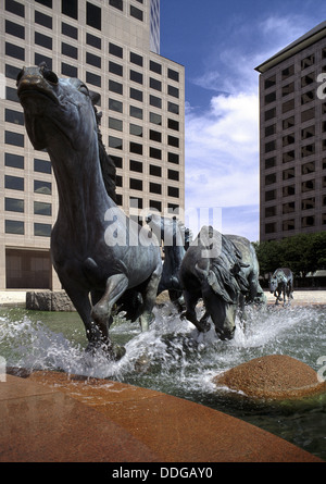Mustangs at Las Colinas is a bronze sculpture by Robert Glen, that ...