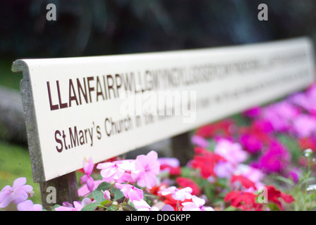 Llanfairpwllgwyngyllgogerychwyrndrobwyll-llantysiliogogogoch longest ...