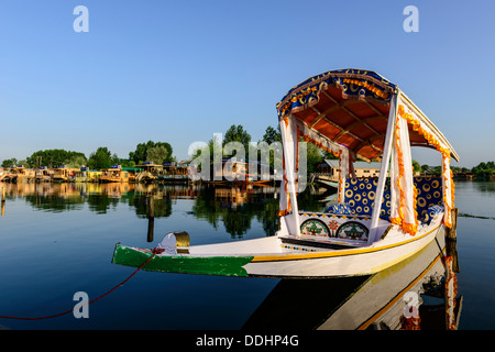 Houseboats and shikaras on Dal Lake, Srinagar, Kashmir, India Stock ...