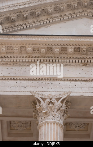 Roman temple Mason Carrée, in Nîmes, France Stock Photo - Alamy
