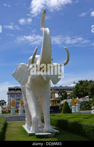 White Elephant statue - Sukhawadee Mansion - Colourful building Pattaya ...