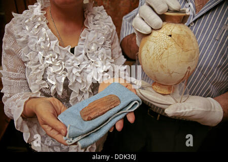 Egyptian Museum: Ostrich egg, used as a perfume vase. Dahkla. El Cairo ...