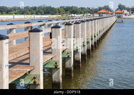 Ken Combs Fishing pier in Gulf of Mexico at Courthouse Road in Gulfport ...