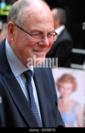 The Sun royal photographer Arthur Edwards shakes hands with Pope ...