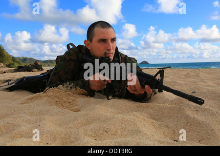 US Marines reconnaissance special operations commando comes ashore ...