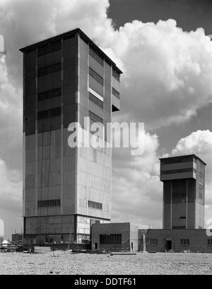 The downcast headgear at Clipstone Colliery, Nottinghamshire, 1963 ...
