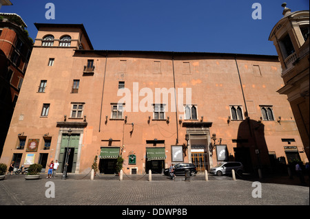 Palazzo Capranica in Piazza Capranica, Rome Stock Photo - Alamy