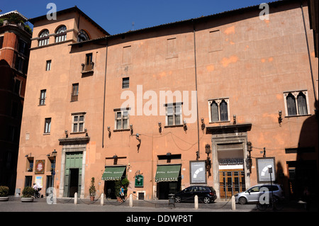 Palazzo Capranica in Piazza Capranica, Rome Stock Photo - Alamy