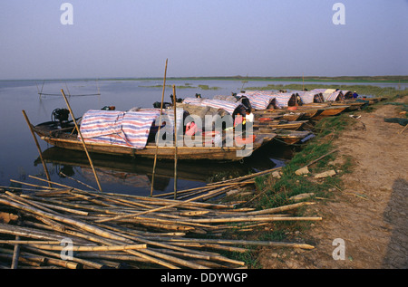 A Sampan flat bottomed wooden Chinese boat moored at Junshan dao island ...
