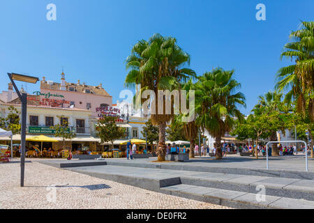 Portugal, Algarve, Albufeira, city centre, Igreja Nova street Stock ...