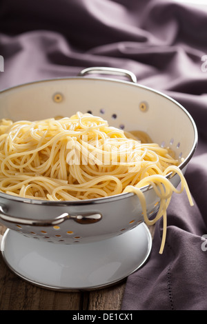 Colander with fresh cooked spaghetti in kitchen Stock Photo - Alamy