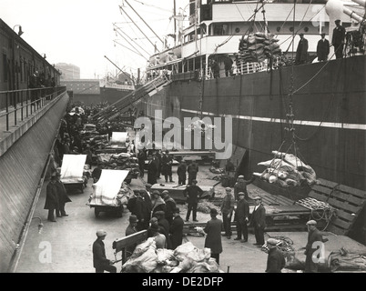 Photograph - Cargo Ships, Victoria Dock, Melbourne, Victoria, 1920-1939 ...
