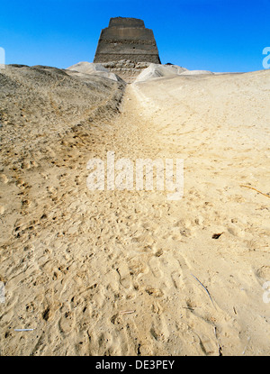 The Ancient Egyptian Pyramid of Meidum (Maidum) at Ahramat Maydum Stock ...