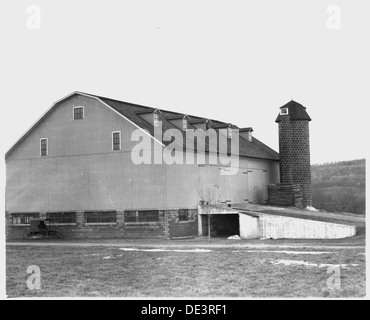 A traditional bank barn in Lancaster County, Pennsylvania, features an ...