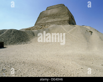The Ancient Egyptian Pyramid of Meidum (Maidum) at Ahramat Maydum Stock ...