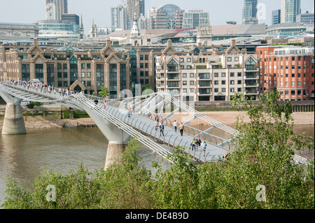 Millennium Bridge, Bankside, Themse Stock Photo - Alamy