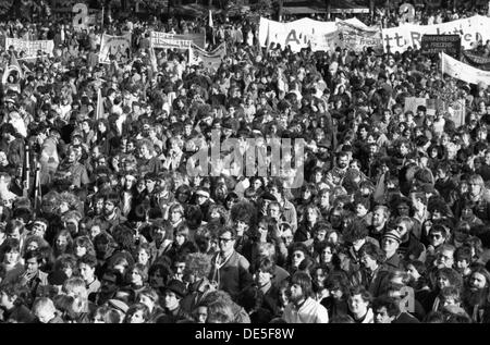 The peace movement today 29 years ago was an unbroken mass movement ...