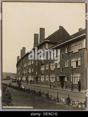 Housing projects in Rotterdam from the 1920s and 1930s reflect early ...