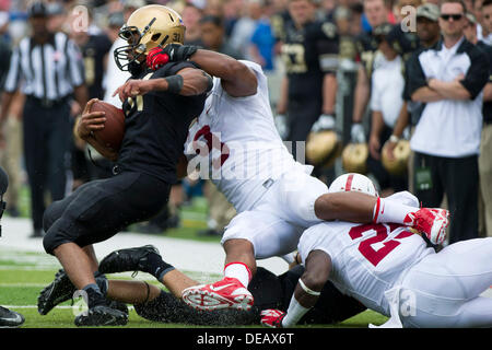 Stanford linebacker James Vaughters (9) during the first half of the ...