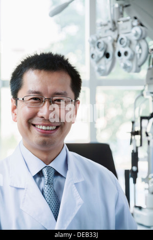 Portrait of smiling optometrist in his clinic Stock Photo - Alamy