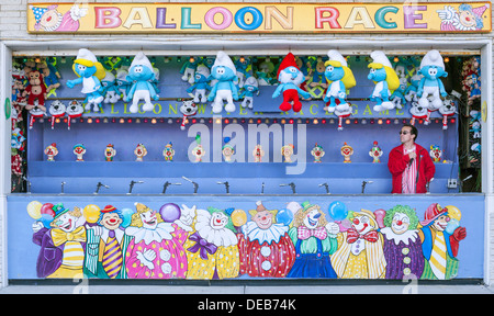 Visitors enjoying games of chance on a boardwalk Stock Photo - Alamy