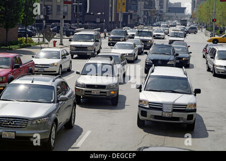 ILLINOIS Chicago Rush hour street and pedestrian traffic in late ...