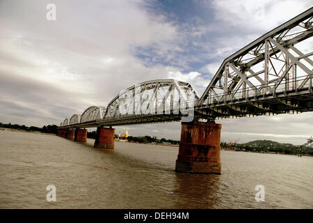 Ava ( Inwa ) Bridge, Mandalay, Myanmar Stock Photo: 26467576 - Alamy